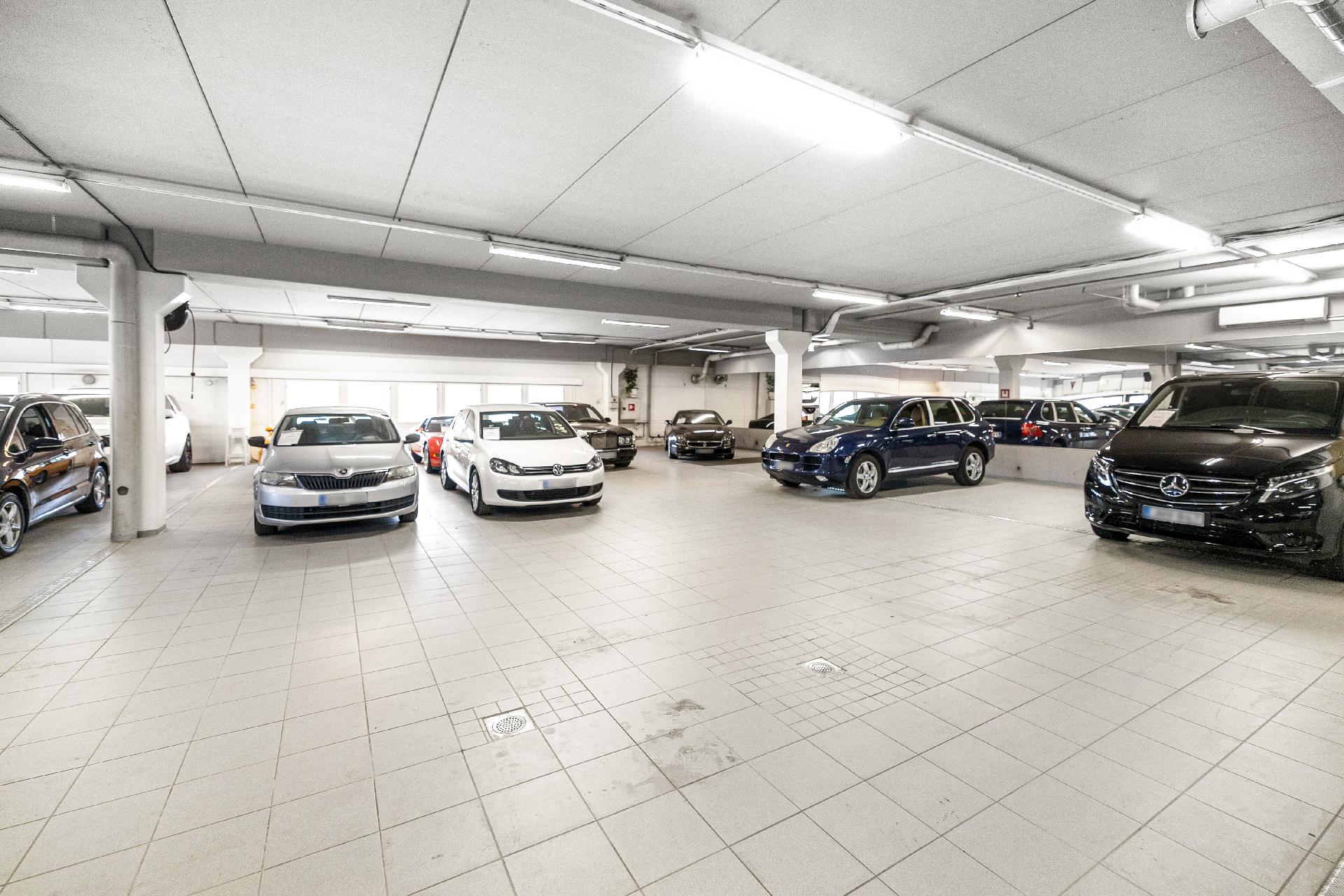 Useita toimistohuoneita, iso myynti-/näyttelytila, 2 korjaamotilaa ...