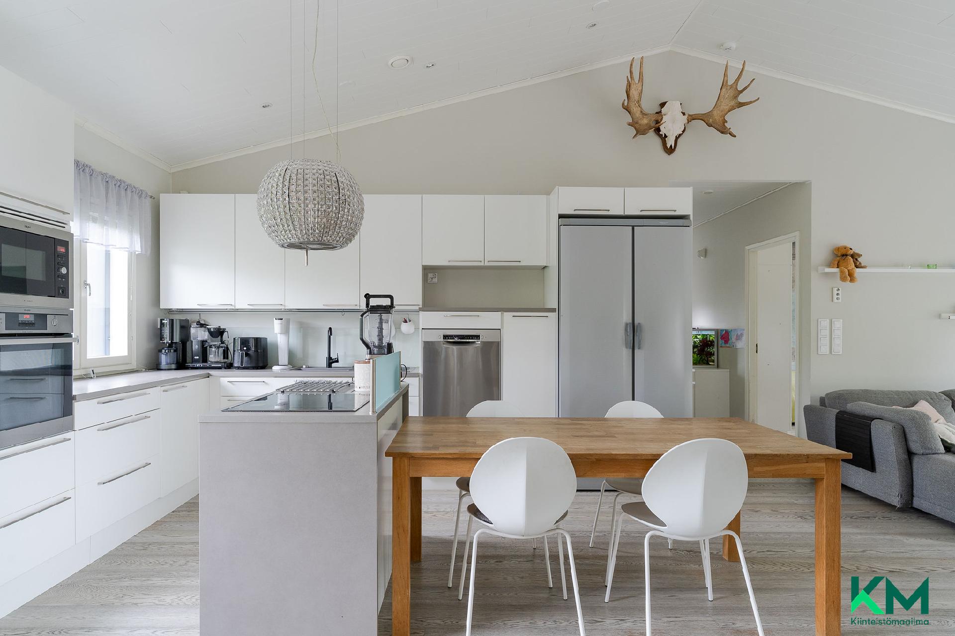 3 mh, oh, k, takkah., khh, kph, s, eril. wc x 2, vh, työtila ...