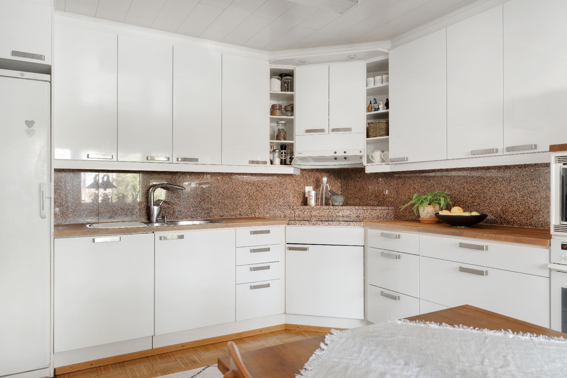 4h, k, s, takkah, khh, 2xkph, 3xwc, katettu terassi, varastohuone ...